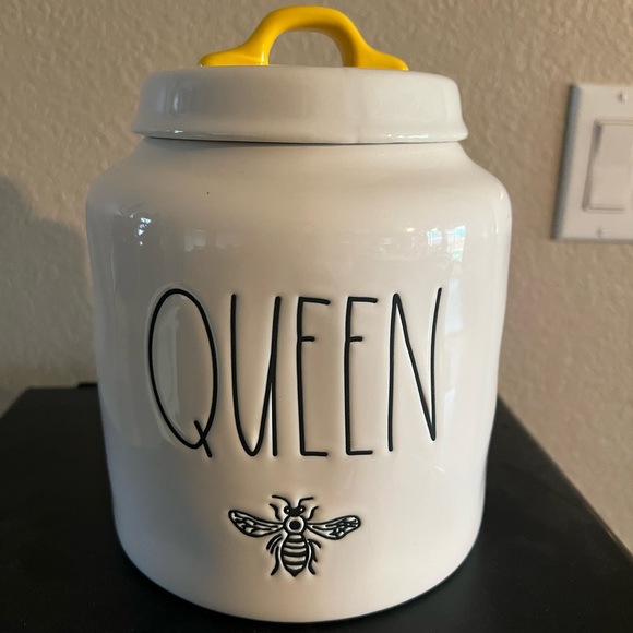 Rae Dunn | Kitchen | Rae Dunn Artisan Collection Queen Bee Jarcanister ...